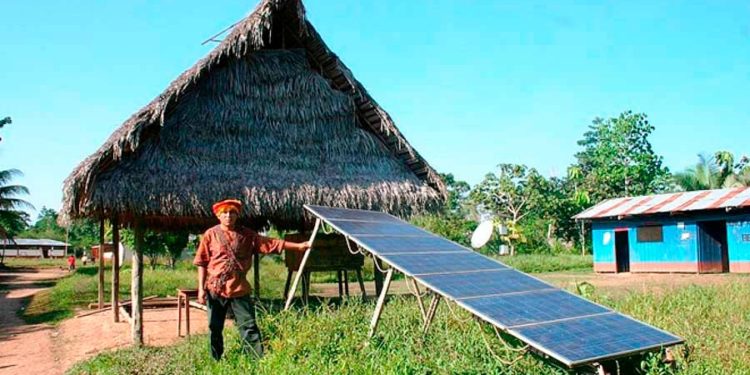 Proyecto con paneles solares beneficiará a 15,000 localidades peruanas