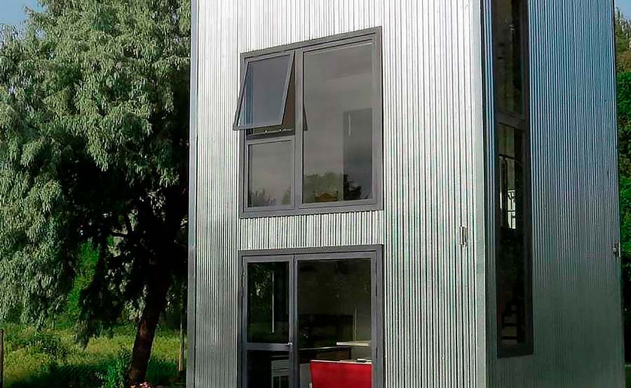 Argentina: Un refugio de 36 m2 de chapa, al borde del río